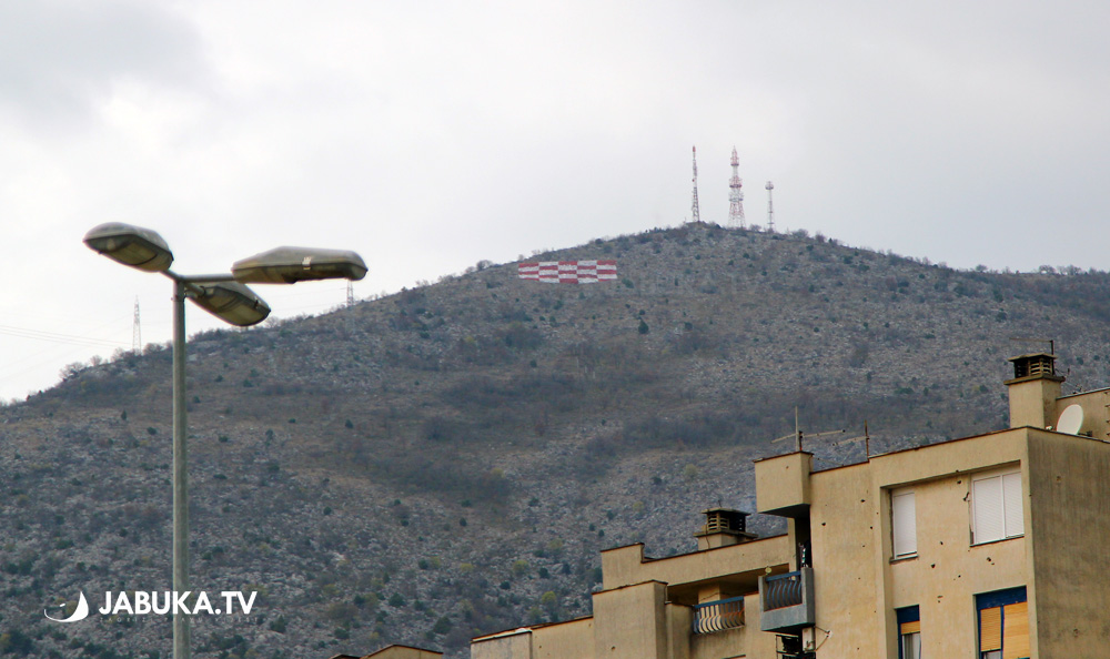 Hrvatski grb osvanuo iznad Mostara - Jabuka.tv