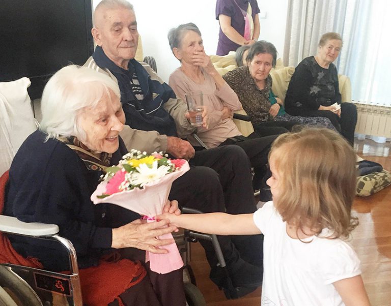 Korisnici Doma za starije i nemoćne Zelena Oaza proslavili su Međunarodni dan starijih osoba ...