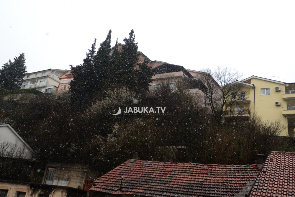 Padaju pahulje: Snijeg u Hercegovini na drugi dan proljeća - Jabuka.tv