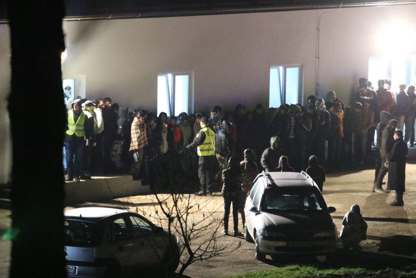 Tuča migranata u prihvatnom centru kod Hadžića – Jabuka.tv Tuča migranata u prihvatnom centru kod Hadžića – Jabuka.tv