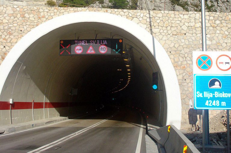 Zapalio se autobus u tunelu Sveti Ilija, svi putnici evakuirani - Jabuka.tv