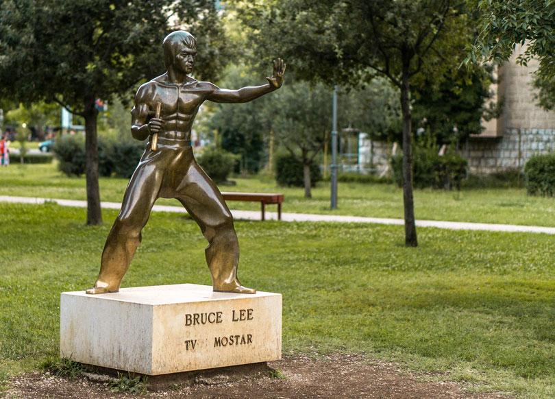 Bruce Lee ima spomenik u Mostaru, a Bore Lee grafit - Jabuka.tv