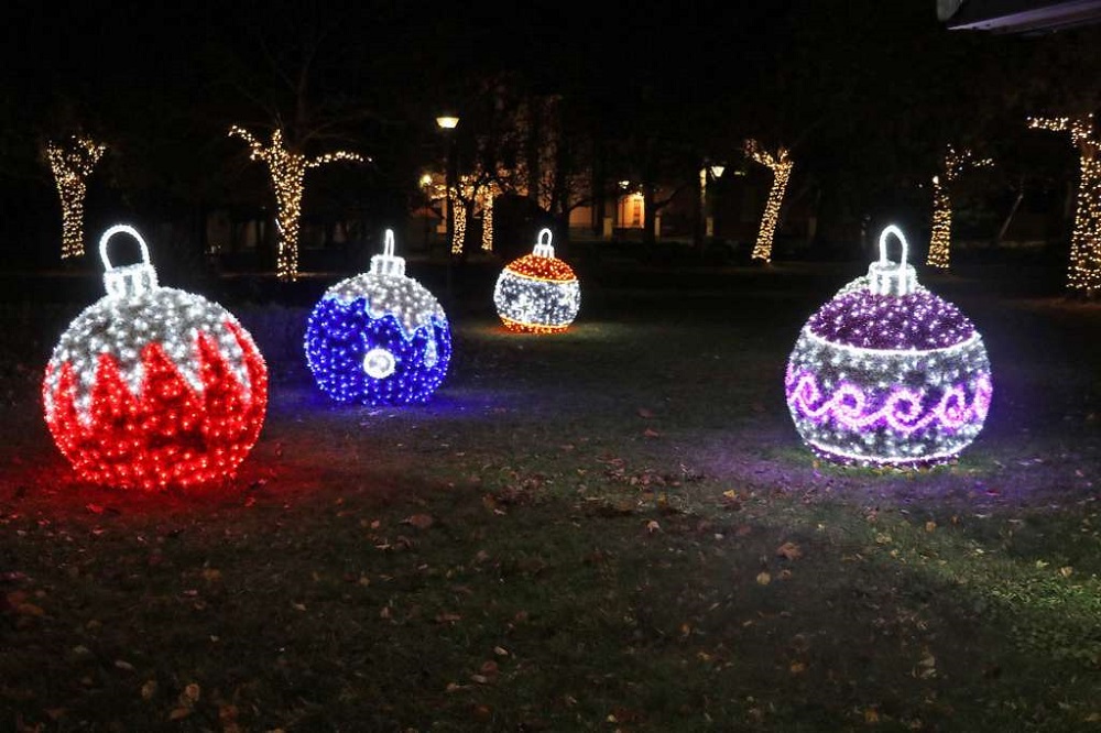 Paljenjem prve adventske svijeće počeo Advent u Mostaru - Jabuka.tv Paljenjem prve adventske svijeće počeo Advent u Mostaru - Jabuka.tv