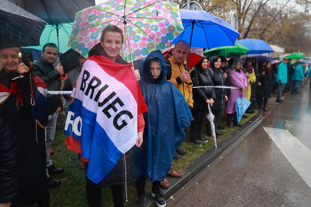 Deseci tisuća ljudi u Koloni sjećanja odali počast Vukovaru - Jabuka.tv