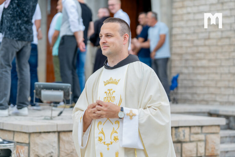 Fra Marin Mikulić na Kočerinu proslavio mladu misu - Jabuka.tv
