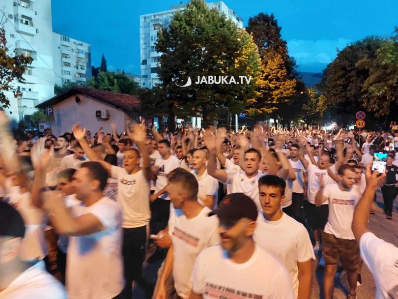 Ultrasi u korteu stigli na stadion, mostarske ulice preplavila bijela ...