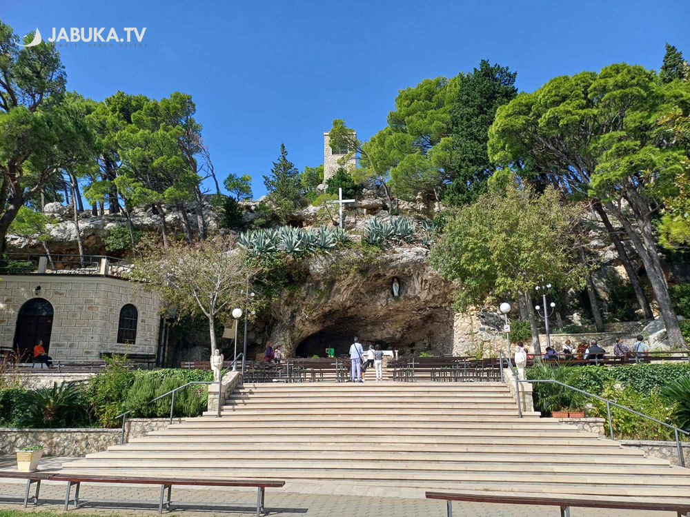 Vepric – mali Lurd u zagrljaju Biokova - Jabuka.tv