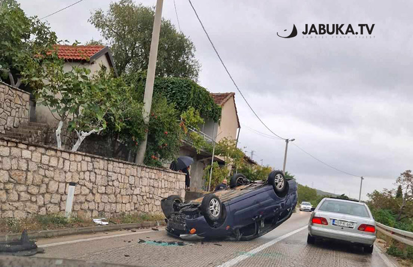 Mostar – Široki Brijeg: Automobil završio na krovu - Jabuka.tv