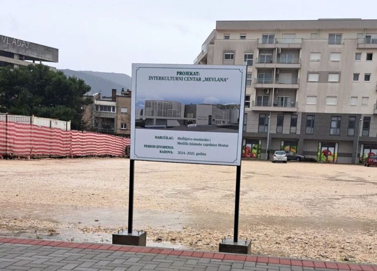 Išarana i oborena sporna tabla u Mostaru - Jabuka.tv