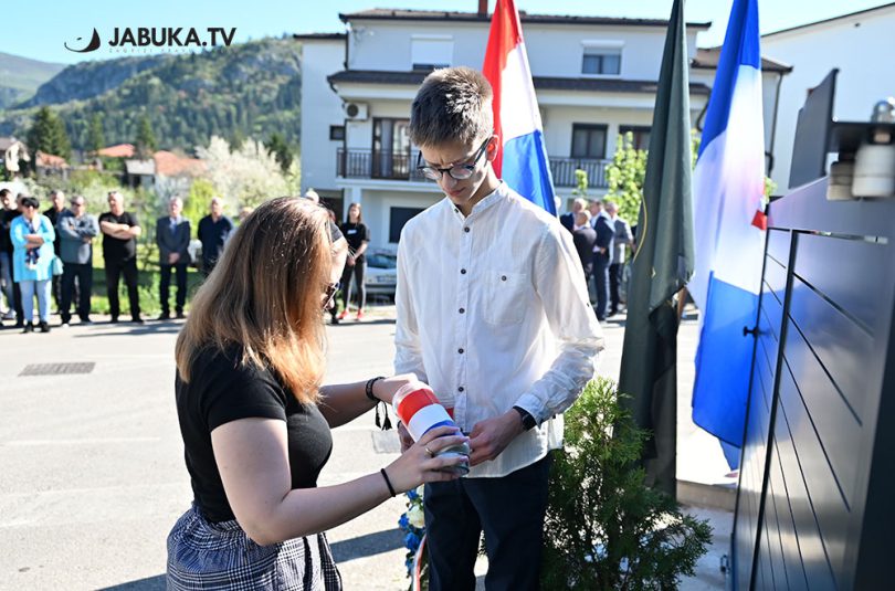 Široki Brijeg: Kod spomen-obilježja u Njivicama odana počast žrtvama raketiranja - Jabuka.tv