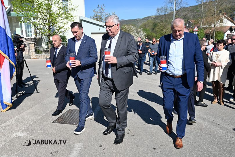 Široki Brijeg: Kod spomen-obilježja u Njivicama odana počast žrtvama raketiranja - Jabuka.tv