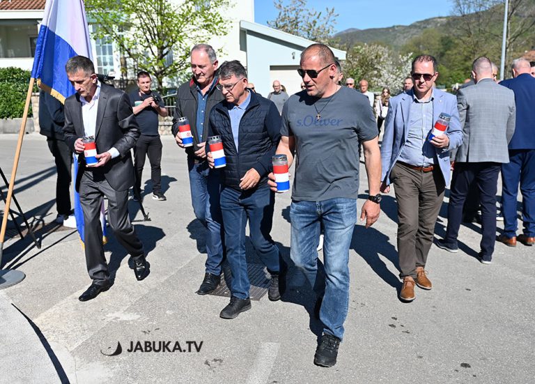 Široki Brijeg: Kod spomen-obilježja u Njivicama odana počast žrtvama raketiranja - Jabuka.tv