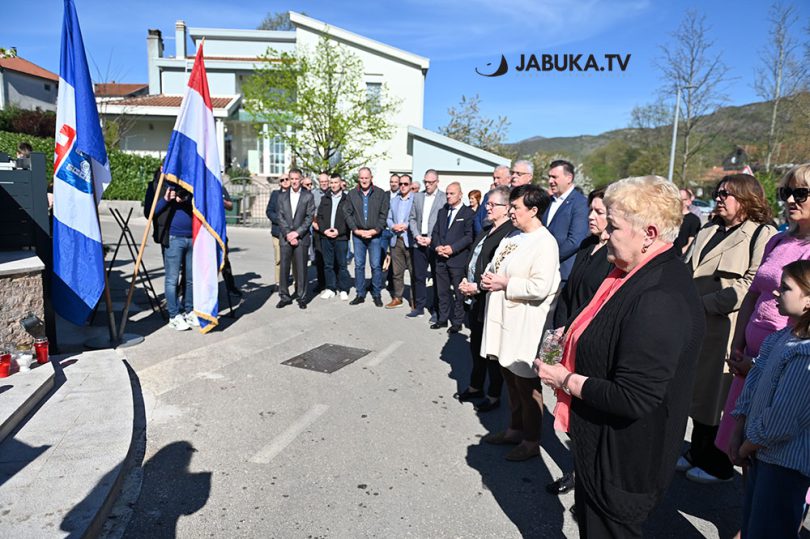 Široki Brijeg: Kod spomen-obilježja u Njivicama odana počast žrtvama raketiranja - Jabuka.tv