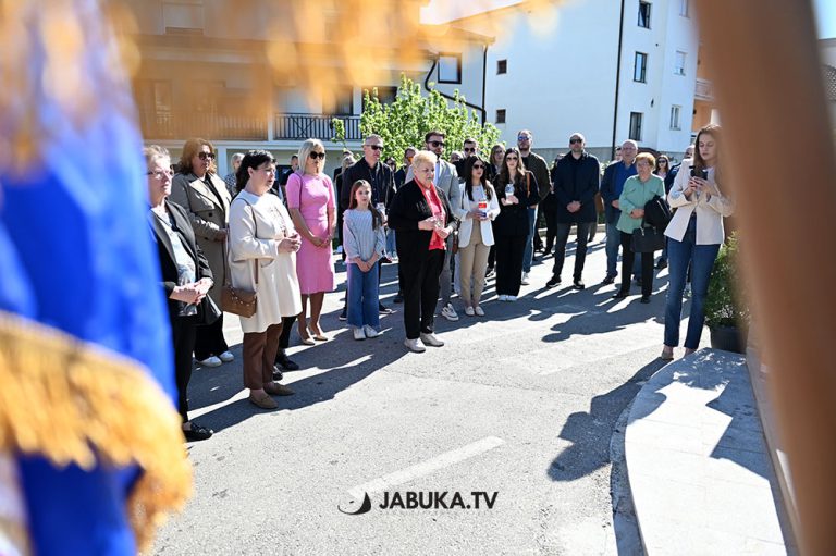Široki Brijeg: Kod spomen-obilježja u Njivicama odana počast žrtvama raketiranja - Jabuka.tv