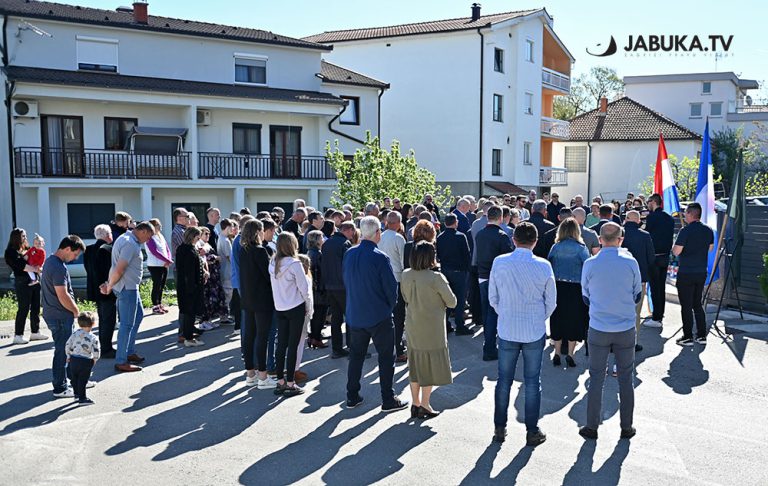 Široki Brijeg: Kod spomen-obilježja u Njivicama odana počast žrtvama raketiranja - Jabuka.tv