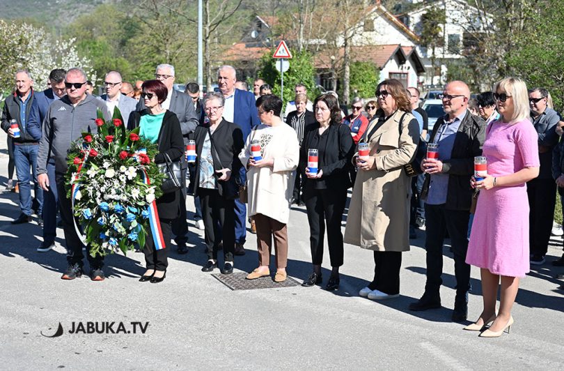 Široki Brijeg: Kod spomen-obilježja u Njivicama odana počast žrtvama raketiranja - Jabuka.tv