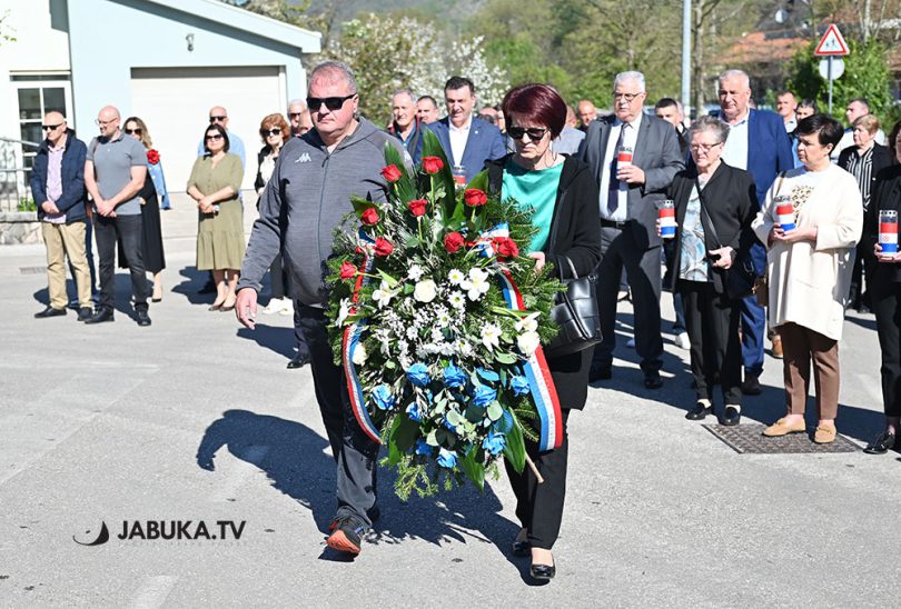 Široki Brijeg: Kod spomen-obilježja u Njivicama odana počast žrtvama raketiranja - Jabuka.tv