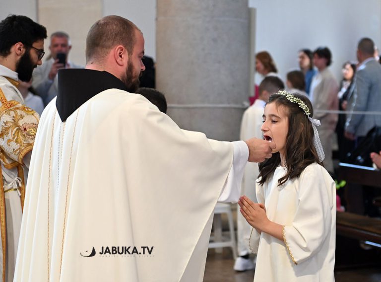 Široki Brijeg: Prvu svetu pričest primilo 208 djece - Jabuka.tv