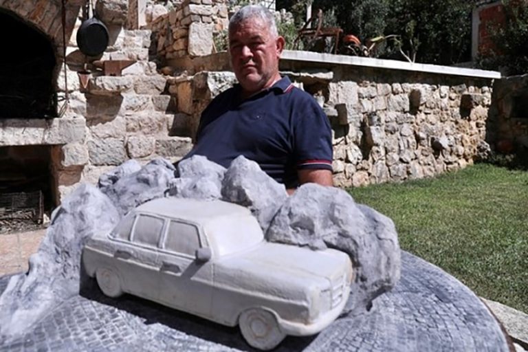 Završen spomenik kultnom Mercedesu u Imotskom - Jabuka.tv