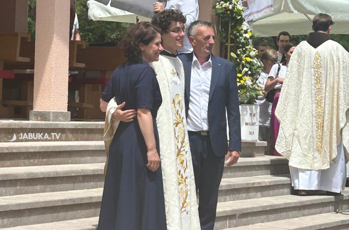 Radostan dan za Široki Brijeg: Fra Ante Vukoja proslavio Mladu misu ...