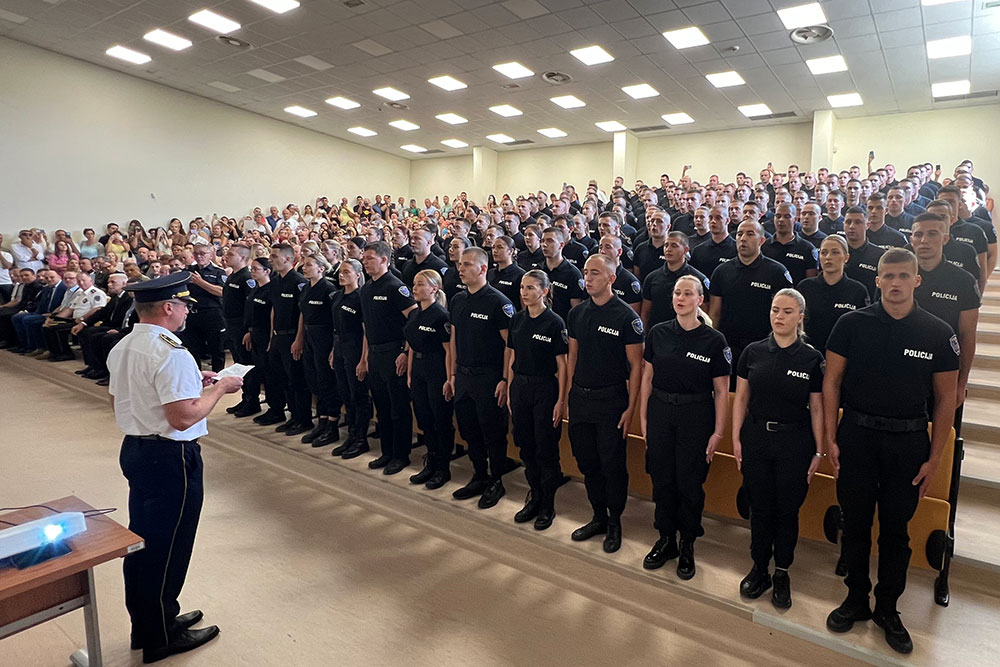 Prisegnulo 130 mladih policajaca MUP-a HNŽ-a - Jabuka.tv