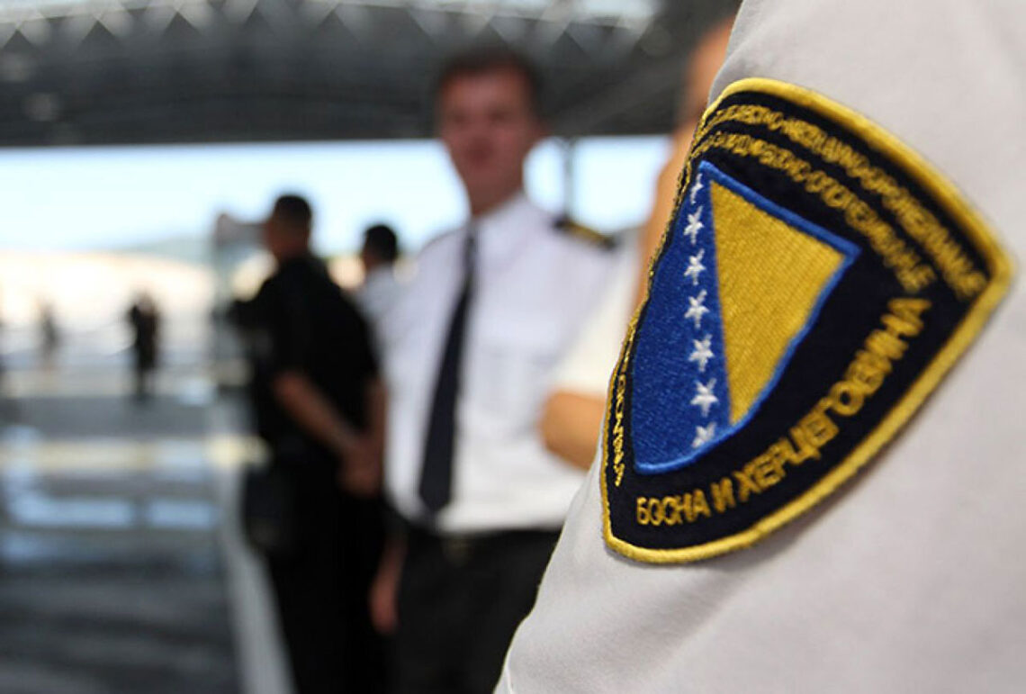 Uhićen carinik zbog primanja mita - Jabuka.tv