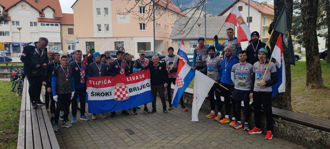 Više od 40 trkača sudjelovalo na memorijalnoj utrci “Heroji ne umiru” - Jabuka.tv