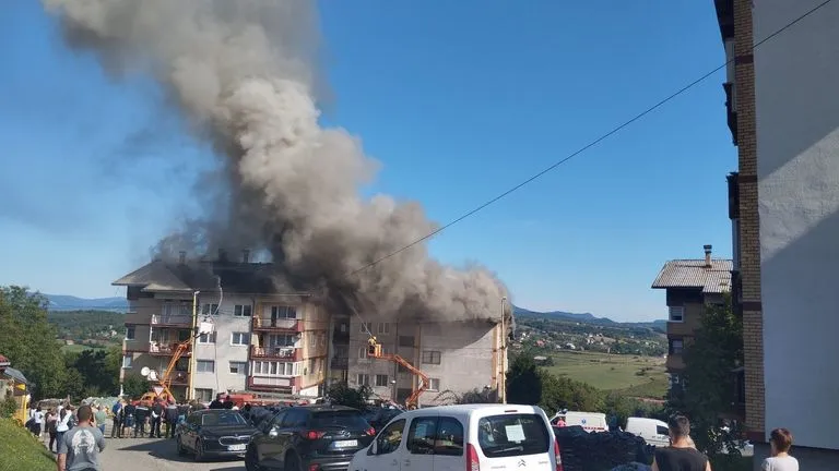 Stanari u strahu: Požar zahvatio dvije zgrade u BiH - Jabuka.tv