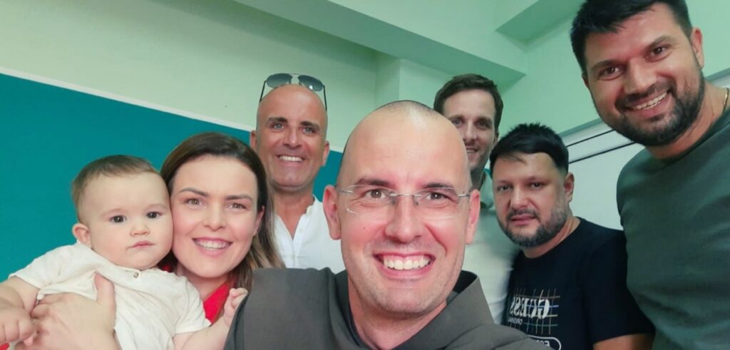 Širokobriješki frizeri 13 mjeseci daruju ljubav kroz projekt “Pretežno ...