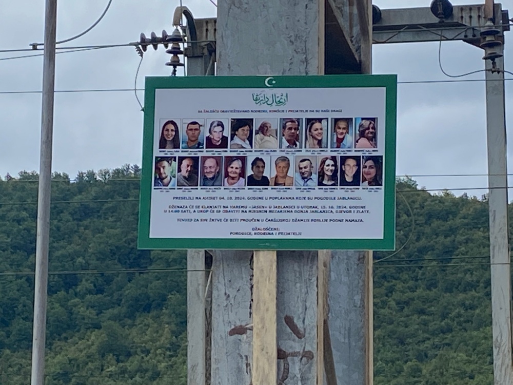 Prazne stolice u Jablanici: Godinu dana nakon tragedije, vlasti opet nisu došle - Jabuka.tv