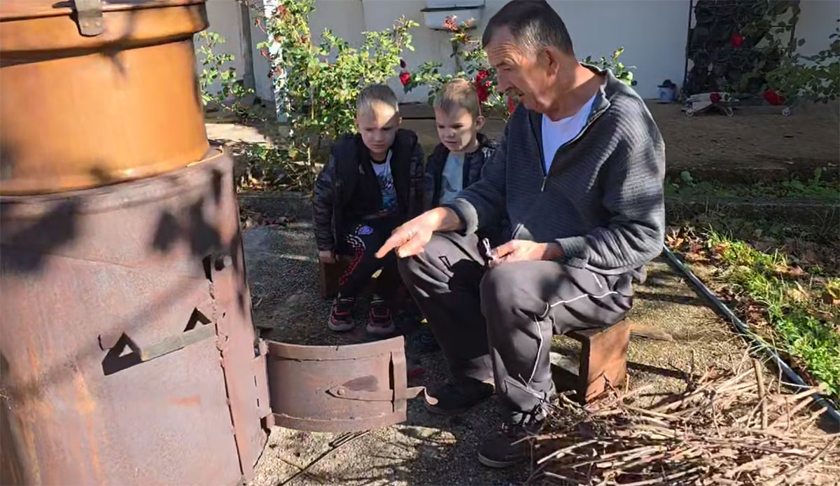 Tradicija koja spaja generacije: Djed i unuci zajedno peku rakiju u ...
