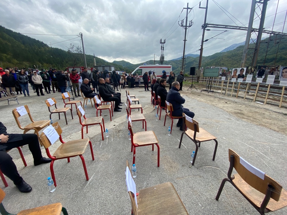 Prazne stolice u Jablanici: Godinu dana nakon tragedije, vlasti opet nisu došle - Jabuka.tv