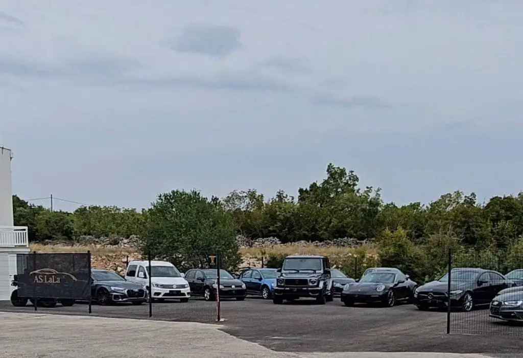 U Grudama otvoren Auto salon “LaLa” - Jabuka.tv