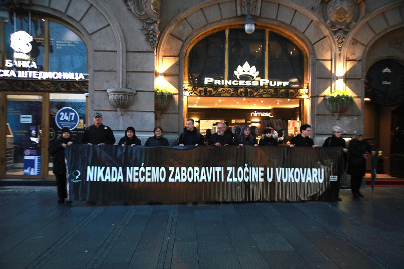 Transparent “Nikada nećemo zaboraviti zločine u Vukovaru” u središtu ...