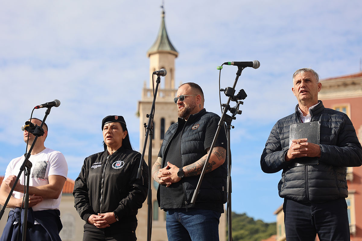 Split na nogama: Tisuće ljudi na prosvjedu Torcide i branitelja na Rivi ...