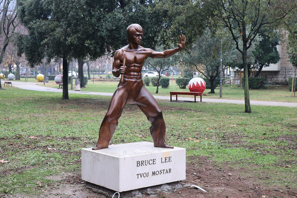 Bruce Lee se vratio u Mostar, evo koliko je koštala obnova statue ...