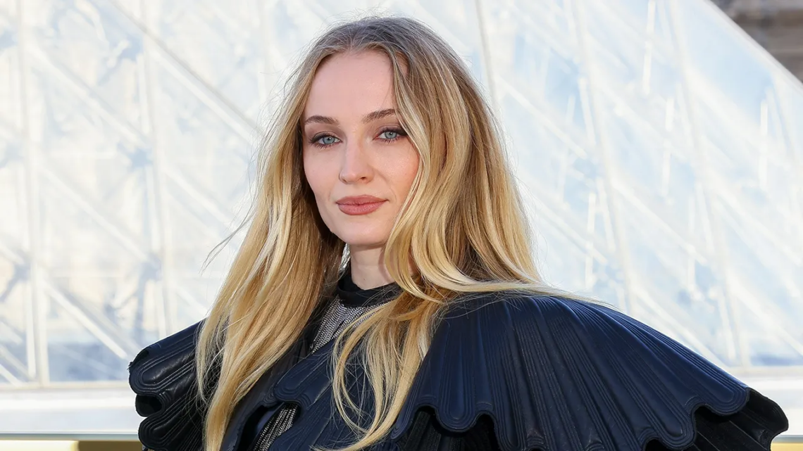 Objavljena prva fotografija Sophie Turner kao Lare Croft - Jabuka.tv