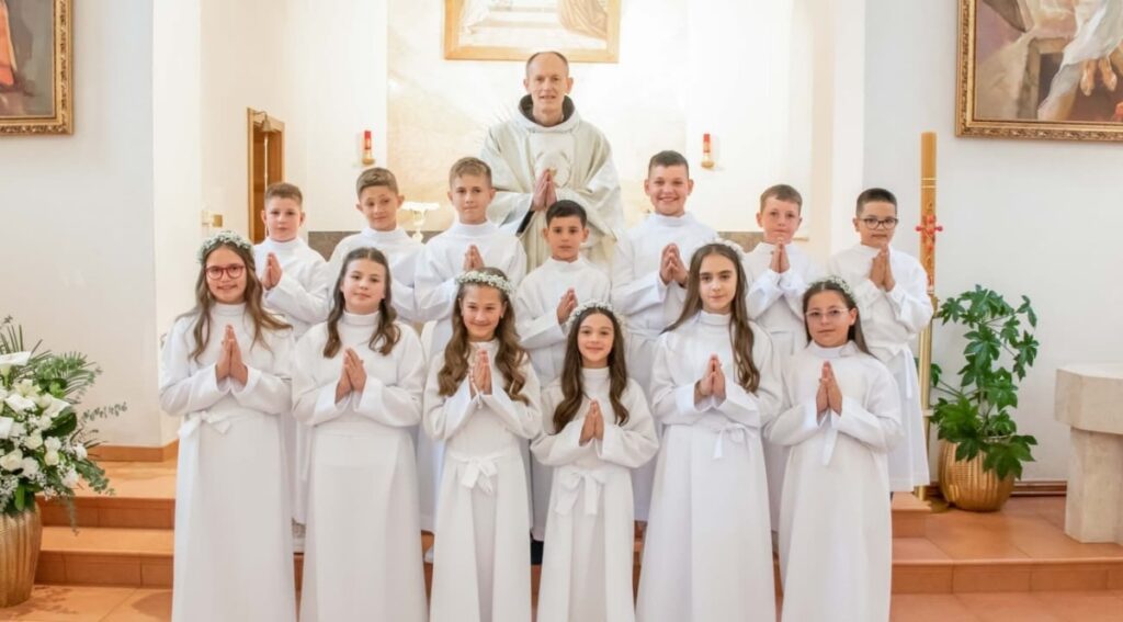 Na Posuškom Gracu prvu Svetu Pričest primilo 13 prvopričesnika - Jabuka.tv