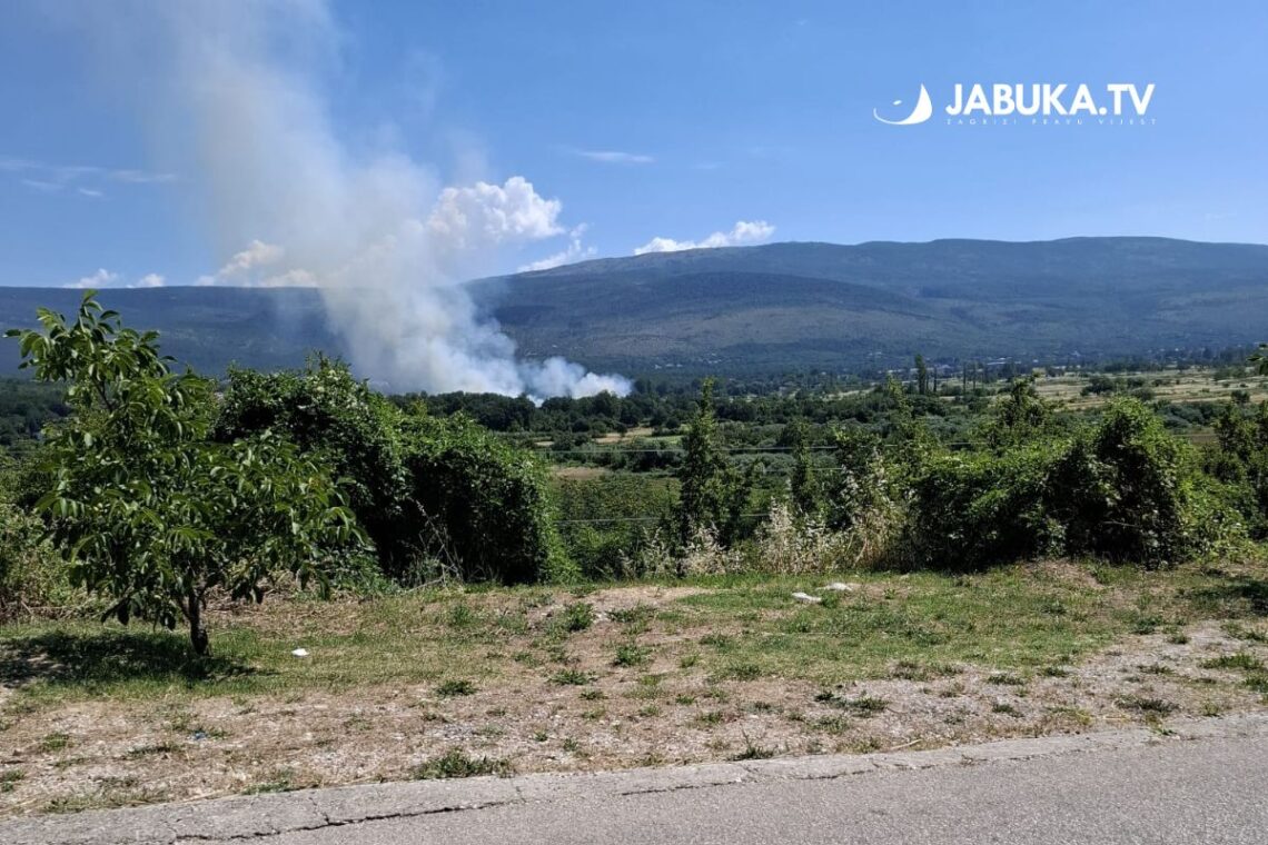 Gust dim uznemirio Širokobriježane: Vatrogasci prate situaciju - Jabuka.tv