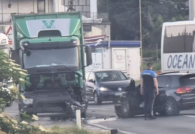 Više ozlijeđenih u nesreći kod Tuzle - Jabuka.tv